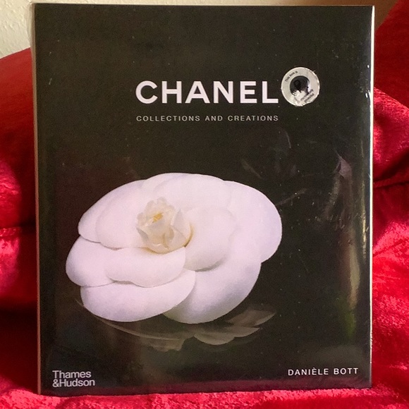 CHANEL | Accents | Hp On 12223 Chanel Iconic Magnolia Coffee Table Book ...